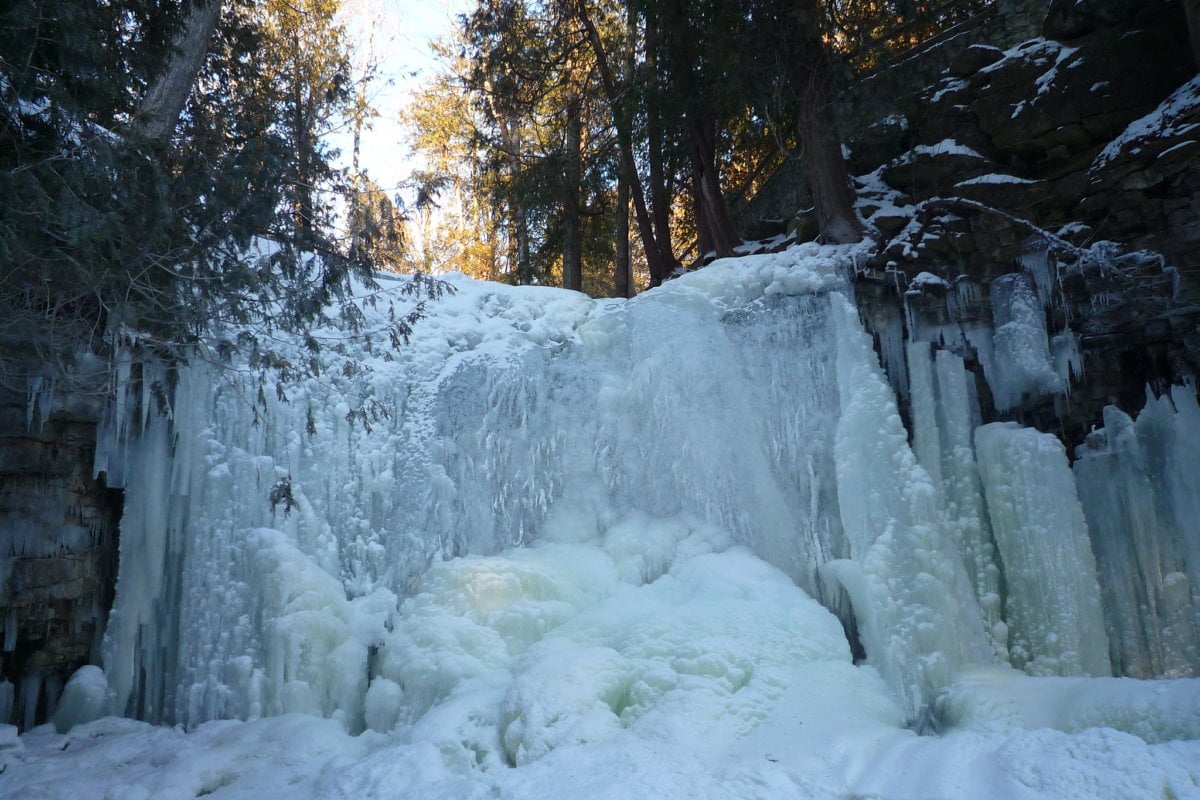 25 Scenic/Frozen Waterfalls to For Winter Day Trips From Toronto & GTA