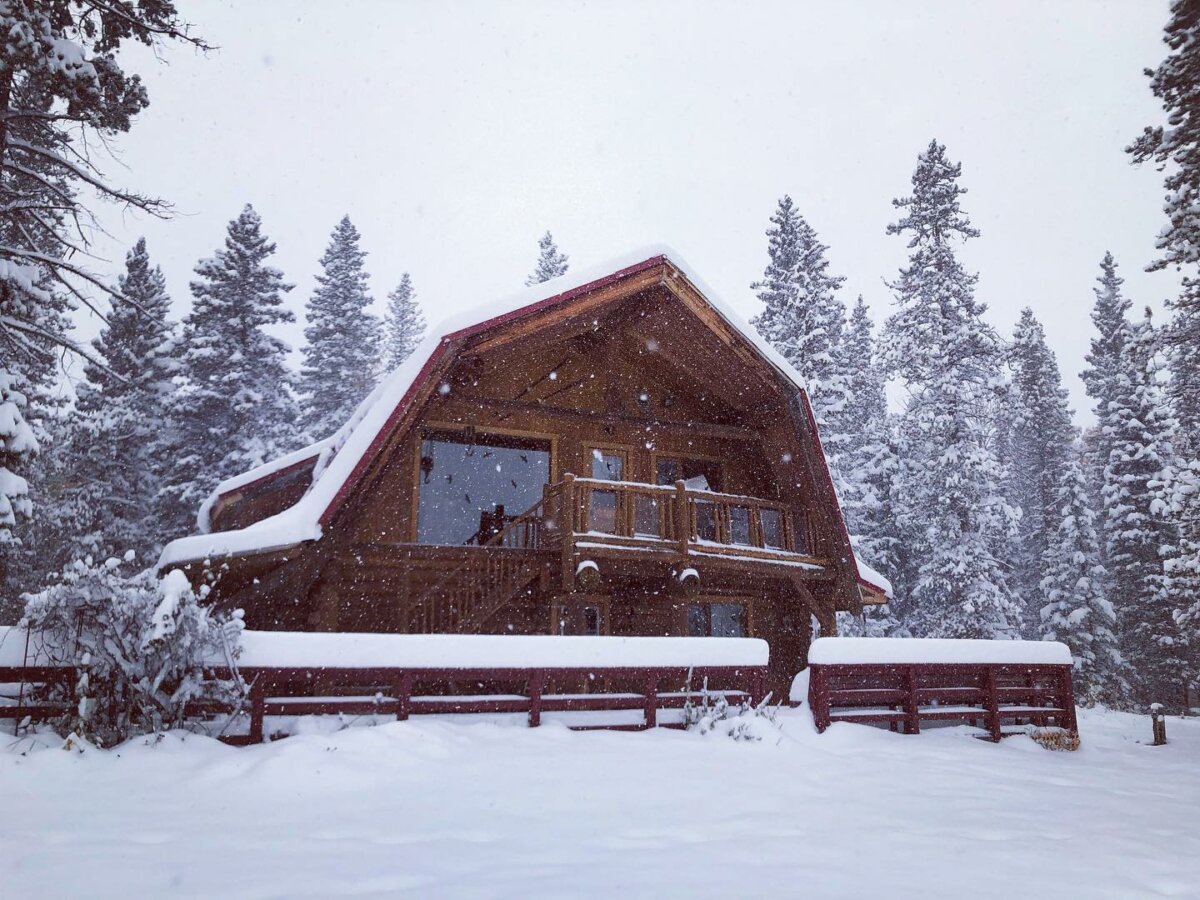 15 Short Term Rentals For a Romantic Winter Getaway in Alberta