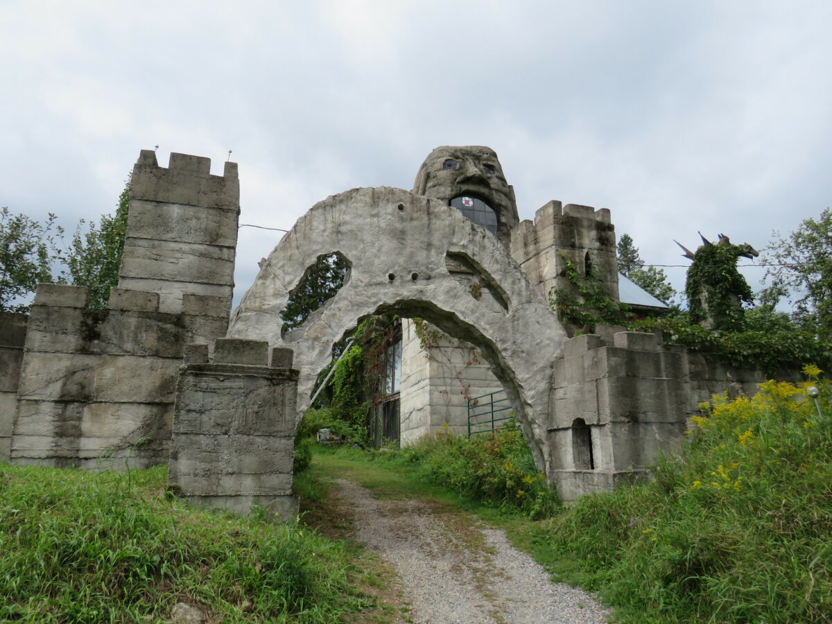 Make the Best of Your Trip to the Unique Midlothian Castle & Screaming Heads